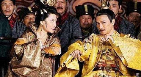 皇帝为羞辱宰相，将60岁乳娘嫁于他，大臣看到新娘后，高呼万岁窦怀贞唐中宗韦后和