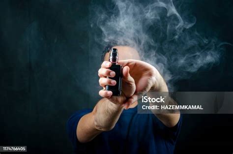 Siyah Bir Arka Plan Üzerinde Beyaz Duman Ile Vape Esigara Veya