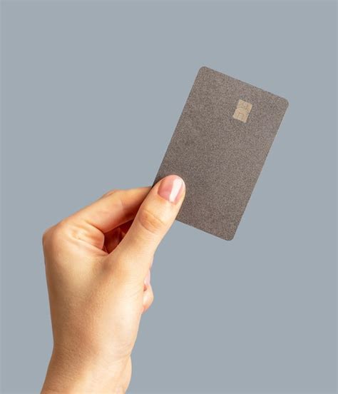 Mano Con Maqueta De Tarjeta Bancaria De Plástico Con Chip Foto Premium