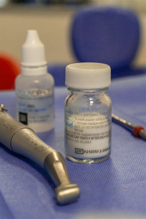 객관적인 건강 건강 관리 전문가 구강 건강 구강 위생 구강 치료 멸균 된 멸균 장비 멸균 환경 수단 약 약병 위생 위생사 유리 병 의료 의료