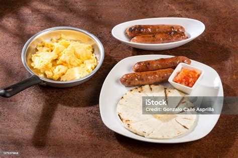 맛있는 콜롬비아 아침 식사 초리조와 스크램블 에그를 곁들인 흰 옥수수 아레파 쵸릿죠에 대한 스톡 사진 및 기타 이미지 쵸릿죠