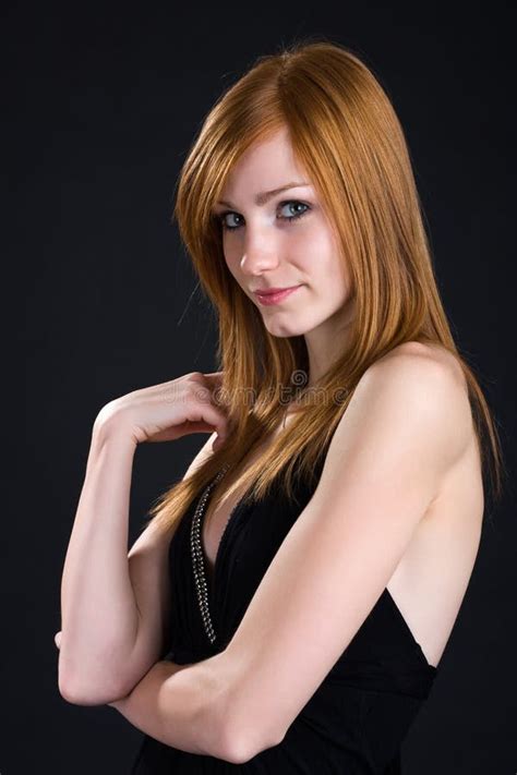 Retrato De Una Muchacha Tímida Del Redhead En Alineada Negra Foto De