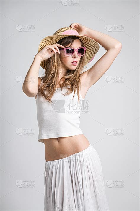 非常漂亮的女孩戴着太阳镜和草帽