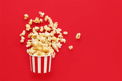 밝은 빨간색 배경에 팝콘이있는 스트라이프 라운드 박스 플랫 레이 복사 공간 Salty Snack에 대한 스톡 사진 및 기타