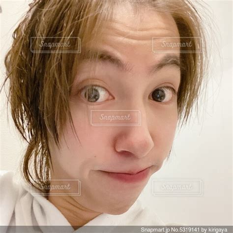 おでこを出す男性の写真・画像素材 5319141 Snapmart（スナップマート）