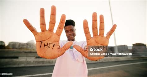 손 그들과 그들과 함께 기호 사람 및 성 정체성과 목소리 의견 및 메트로 브리지의 초상화 아프리카 학생 글쓰기 시위 및 Lgbtq 포용으로 행복하고 열린 손바닥 성소수자에