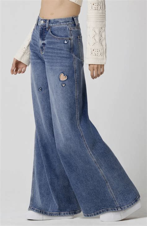 8 Best Jeans For Pear Shaped Bodies According To Stylists 2025