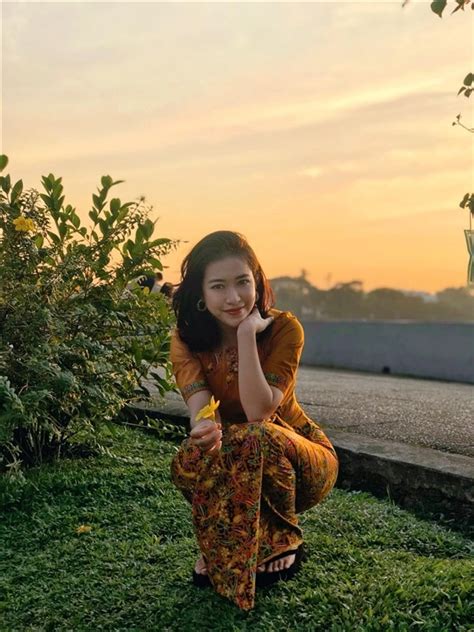 ညို့အားပြင်းတဲ့ အကြည့်တွေနဲ့ မြန်မာဆန်ဆန် ရိုးရိုးယဉ်ယဉ်လေးဝတ်စားဆင်ယဉ