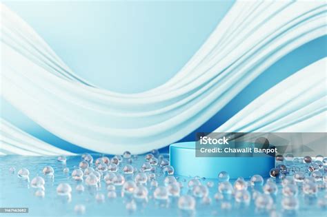 원형 연단 블루 럭셔리 우아한 귀중한 흰 천 뒤의 벽이 펄럭입니다 물 바다 파도 잔물결 및 수정 구슬이 있는 바다에 전시 화장품