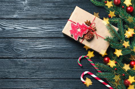 선물 상자 축제 장식 및 어두운 나무 테이블에 텍스트를 위한 공간이 있는 아름다운 크리스마스 구성 평평한 누워 보케 효과 0명에 대한 스톡 사진 및 기타 이미지 Istock