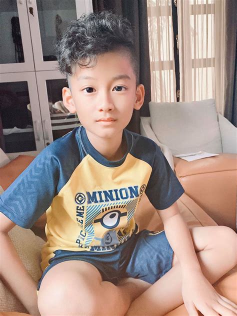 Hình ảnh điển Trai Chuẩn Soái Ca Của Con Trai Lệ Quyên được Chồng Cũ Nữ