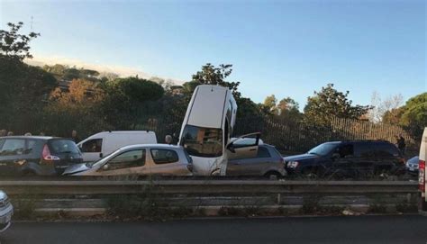 Roma Maxi Tamponamento Sulla Portuense Auto Si Ribalta E Finisce Sopra Un Altra Vettura