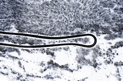 소나무와 하얀 눈의 숲으로 둘러싸인 아름 다운 사 문석도 공중 전망 Abruzzo의 국립 공원 라치오와 몰리 세 이탈리아 겨울에