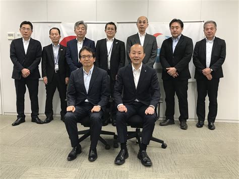 鈴木史朗 5月17日、昨年12月まで務めていた九州運輸局を訪問し、私の後任の吉永局長や各部長さん達と意見交換。大変