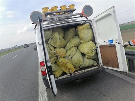 GDDKiA pokazała co Polacy wyrzucają na pobocze Sprzątanie kosztuje miliony Tematy Auto