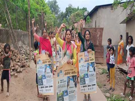 Women Took Out Voter Awareness Rally In Novamundi नोवामुंडी में