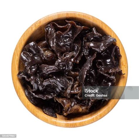 검은 나무 곰팡이 젤리 곰팡이 흰색 배경에 고립 된 나무 그릇에 식용 나무 귀 버섯 맨 위 보기입니다 0명에 대한 스톡 사진 및