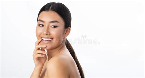 Nackte Schönheit Schönes Asiatisches Mädchen Das über Weißem Hintergrund Lächelt Stockbild