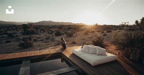 수영장 근처의 나무 바닥에 흰색 매트리스와 베개 사진 Unsplash의 무료 미국 이미지