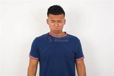 有问题和困难的英俊年轻男子高清图片下载 正版图片503717786 摄图网