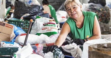 Trabalhadoras Das Associações De Reciclagem De Curitiba Sustentam