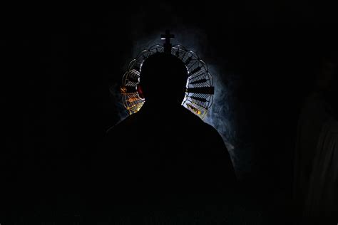어두운 터널 앞에 서 있는 남자 사진 Unsplash의 무료 신성한 이미지
