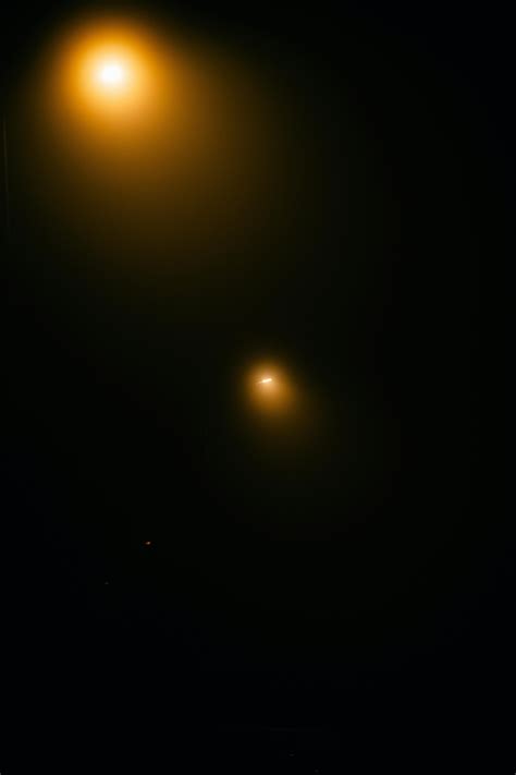 가로등 가로등 기둥 거리 건축 고요한 골목 그림자 날씨 도시 경관 도시 전경 도시의 램프 미스터리한 박무 밤 부드러운 빛 분위기 불이 켜진