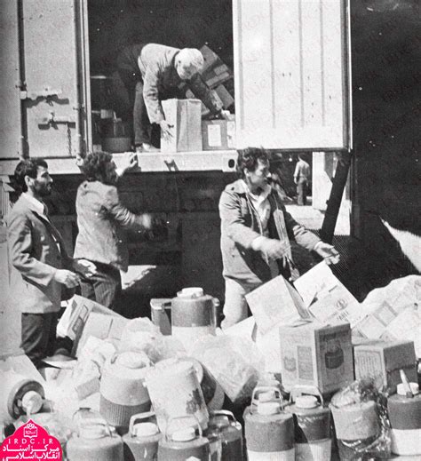 تصاویری از کمک‌های مردمی به جبهه‌های جنگ در دوران دفاع مقدس