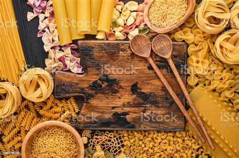 다양한 전통 이탈리아 파스타 다채로운 스파게티 타글리아텔 파폴 펜 프티티엄 국수 푸실리 카넬로니가 오래된 나무 배경을 배경으로 합니다 복사 공간이 있는 상단 뷰입니다 0명에