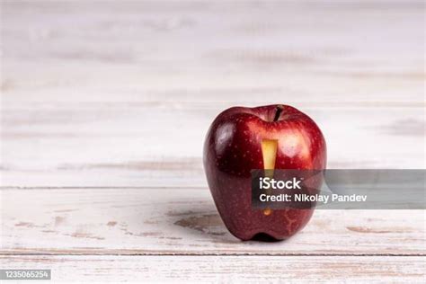 흰색 바닥 보드에 배치 조각 느낌표 한숨신선한 빨간 사과의 클로즈업 창조적 인 스톡 사진 0명에 대한 스톡 사진 및 기타 이미지 Istock