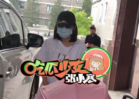唐艺昕顺利产女出院 张若昀医院门口派发红包凤凰网