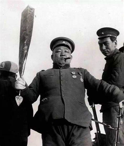 罕见老照片，图2是年轻时拿枪的张召忠，图6是民国首席刽子手