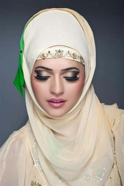 Download Pakistani Girl Wearing Elegant Hijab Picture