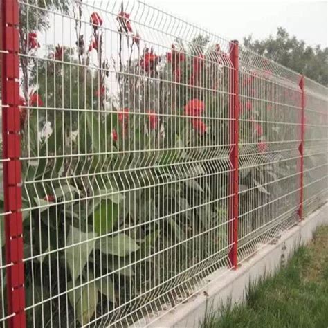 柔韧强大河道三角折弯桃型柱护栏网保护您的安全 哔哩哔哩