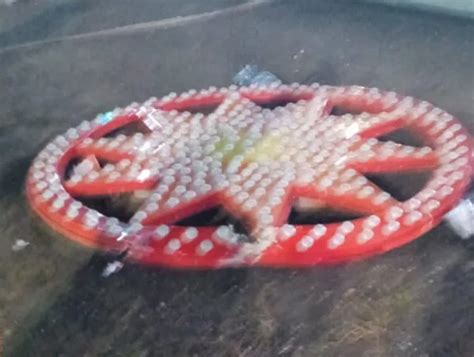 Peça de brinquedo Kamikaze se solta e atinge duas pessoas em parque