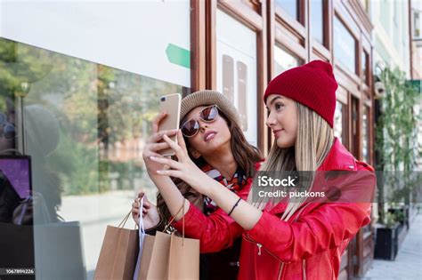 쇼핑 가방 휴대 전화 Selfie를 복용 번 창 옆에 쇼핑에 두 아름 다운 여자 2명에 대한 스톡 사진 및 기타 이미지 2명