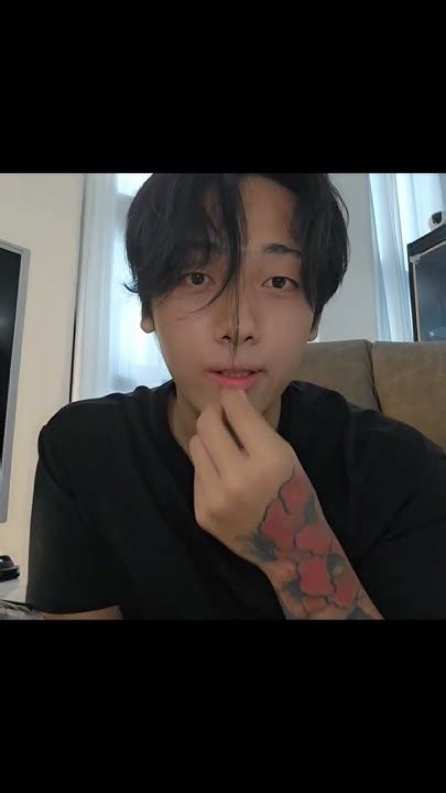 중 단발 머리 도전 아토피를 겪으면서 사람 일 어떻게 될지도 모르는데 남의 눈치 보지 말고 하고싶은거 다해보자 라는