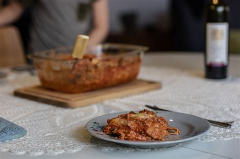 맛 있는 라자 냐 집 부엌에 오븐에서 준비 맛 있는 식사는 오븐에 요리 집 부엌의 기후입니다 0명에 대한 스톡 사진 및 기타
