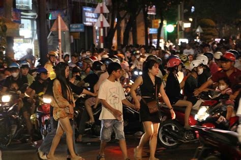 Ngàn người chen nhau xem nhạc nước và thưởng thức ẩm thực ở Bình Dương