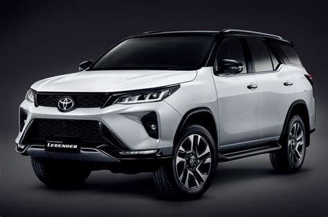 別忘了它《hilux》雙生suv兄弟《toyota Fortuner》同步小改也有型
