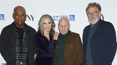 Watch Star Trek The Next Generation Cast Reminisce About The Old