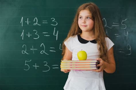 Menina na classe de matemática desviando o olhar Foto Grátis