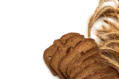 호밀빵 바삭바삭한 빵집과 부스러기가 있는 빵집 흰 배경에 고립 된 밀 곡물 귀 또는 호밀 스파이크 식물이있는 소박한 전통 빵 덩어리 건강한 식품 개념 0명에 대한 스톡 사진