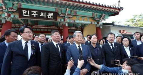 5·18민주묘지서 인터뷰하는 김동철