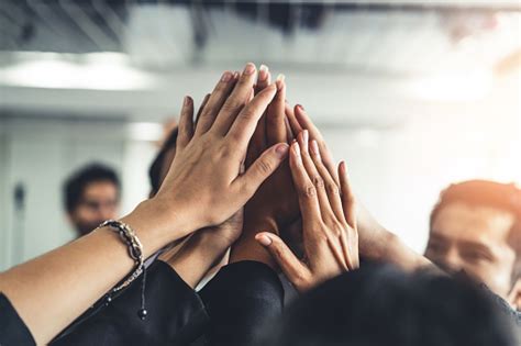 많은 행복 한 비즈니스 사람들이 기쁨과 성공과 함께 손을 올립니다 회사 직원은 성공적인 작업 프로젝트를 마친 후 축 하 합니다
