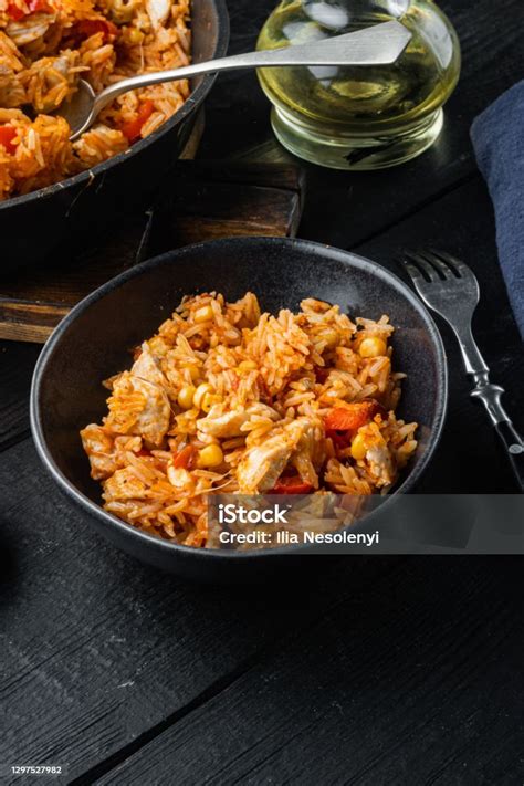 검은 나무 테이블 배경에 냄비 치킨 엔칠라다 쌀 캐서롤 하나 0명에 대한 스톡 사진 및 기타 이미지 0명 건강에 좋지 않은