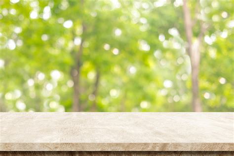 흐림 녹색 자연 공원 배경 제품 디스플레이 몽타주 위에 빈 갈색 시멘트 테이블 0명에 대한 스톡 사진 및 기타 이미지 0명