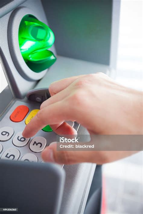 손 여성 암호 입력 Atm 비동기 전달 모드 2015년에 대한 스톡 사진 및 기타 이미지 2015년 가계 고객 Istock
