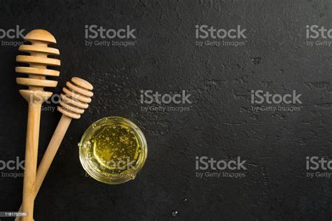 블락 돌 배경에 두 개의 나무 막대기와 작은 유리 항아리에 밝은 꽃 꿀 공간을 복사합니다 플랫 레이 갈색에 대한 스톡 사진 및 기타 이미지 Istock