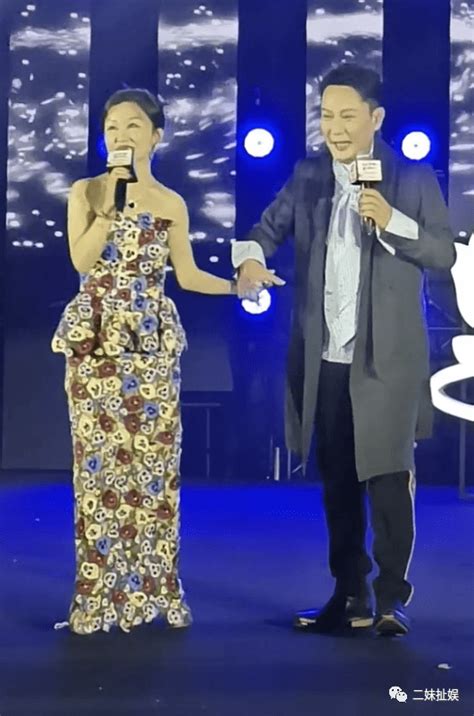 张信哲商演引热议，与富婆牵手唱歌举止亲密，被曝出场费130万网友舞台女子
